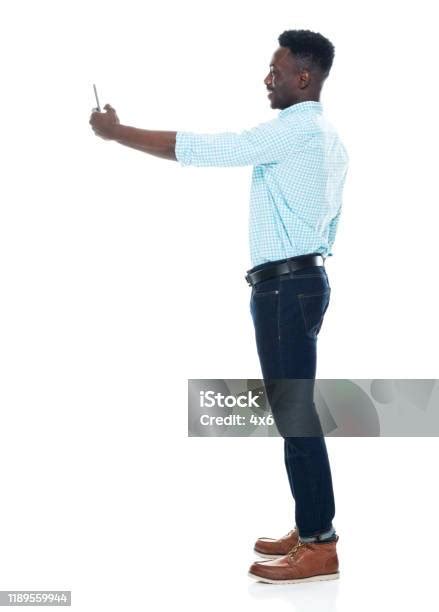 전체 길이 사이드 뷰 프로필 보기 1인 2029세 성인 잘생긴 사람 곱슬 머리 흑발 아프리카 민족 아프리카계 미국인 민족 세대 Z 남성 젊은 남성 사진 스탠딩 20 24세에