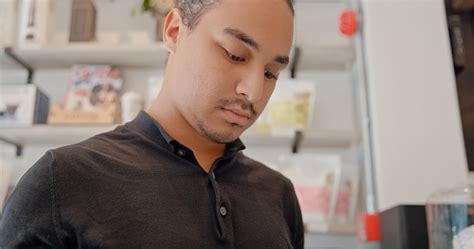 진지한 바리 스타와 카페에서 일하는 남자 커피 숍 또는 레스토랑 계산원 직원 소유자 및 사람 웨이터 또는 소매업의 환대 서비스를 위한 카페테리아의 소기업 기업가 20 24