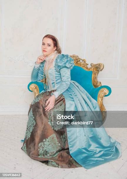 안락의자에 앉아 중세 스타일의 파란색 드레스에 아름다운 여자 드레스에 대한 스톡 사진 및 기타 이미지 드레스 여자 여자만 Istock