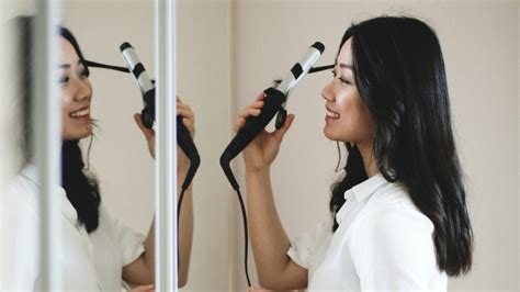 Стилісти дали поради як самостійно зробити ідеальну зачіску з першої спроби Читайте на Ukr Net