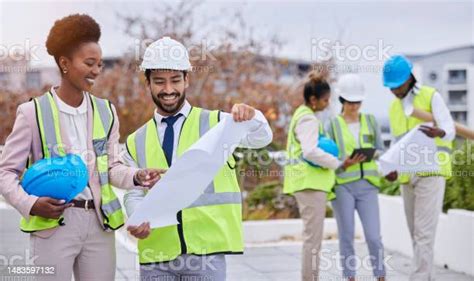 건설 노동자 팀 계획 비전 전략 및 건물 설계에 대한 종이에 대한 토론 및 청사진 건축가 그룹 태블릿 헬멧 개발을 위한 팀워크를 가진 흑인 여성과 남성 공사장 인부에 대한