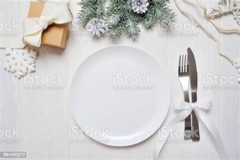 흰색 나무 테이블에 크리스마스 테이블 설정입니다 텍스트 평면도 대 한 공간을 가진 크리스마스 카드 서식 파일 저녁 식사에 대한 스톡 사진 및 기타 이미지 Istock