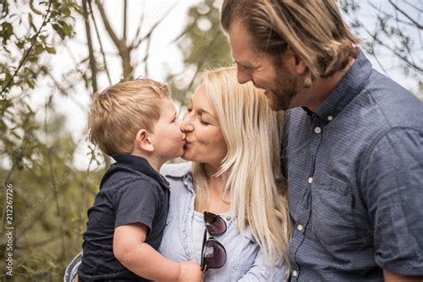 Sohn Gibt Seiner Mutter Einen Kuss Stock Photo Adobe Stock