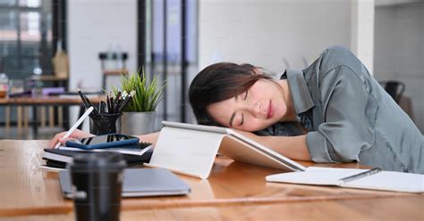 피곤한 젊은 여성 직장인이 사무실 책상에서 낮잠을 자고 있다 사진 Unsplash의 소진 이미지