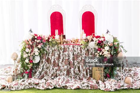 결혼식 텐트 장식 손님에 대 한 준비의 인테리어 야외 천막 장식 꽃과 실크에 연회 테이블 라운드 제공 체 더 링 개념 결혼식에 대한 스톡 사진 및 기타 이미지 Istock