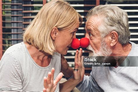 수석 부부 편안 하 고 집에서 거실에 소파에 앉아 함께 얘기 퇴직 커플 컨셉 가정 생활에 대한 스톡 사진 및 기타 이미지