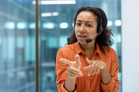 현대적인 사무실 환경에서 화상 통화를 위해 헤드셋을 사용하는 자신감 넘치는 여성 고객 서비스 담당자에 대한 스톡 사진 및 기타 이미지 고객 서비스 담당자 심각한 가상