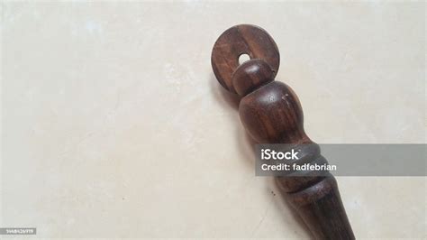 대리석 화강암 배경에 바디 마사지를 위한 나무 등 스크레이퍼 도구의 클로즈업 마사지에 대한 스톡 사진 및 기타 이미지 마사지 0명 갈퀴 Istock