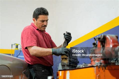 라틴계 남성 전문 자동차 정비사 작업을 시작하기 위해 자신의 도구를 준비 검사 보기에 대한 스톡 사진 및 기타 이미지 검사 보기 계량봉 기계공 Istock