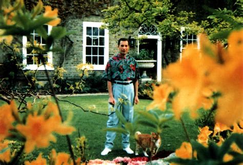 Freddie Mercury The Life Of The Iconic Queen Frontman Through Old