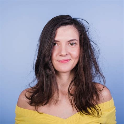 Chica Morena Posando Foto Gratis