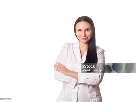 의사 산부인과 의사 코카서스 매력적인 친절한 미소 성인 여성 의료 가운 반 길이 초상화 흰색에 고립 피부과 전문의에 대한 스톡 사진 및 기타 이미지 Istock