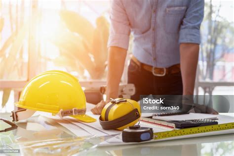 엔지니어 디자이너 피플 드로잉 및 책상 사무실에서 청사진 아키텍처와 계획 프로젝트 개념 을 시작하기 전에 워크시트 작성 및 설계 건설 현장에 대한 스톡 사진 및 기타 이미지