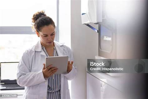 3d 실험실에서 작업하는 엔지니어 모델 인쇄 및 디지털 태블릿 사용 30 34세에 대한 스톡 사진 및 기타 이미지 30 34세 3d 스캔 3차원 인쇄 Istock