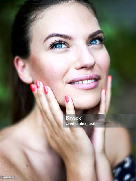 여자 다채로운 프랑스 매니큐어와 네일 디자인 손 및 손톱과 화장품에 대 한 관심과 패션 메이크업 손톱에 대한 스톡 사진 및 기타