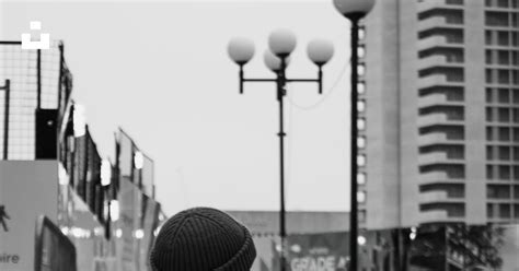 가로등 근처에 서 있는 검은 재킷과 니트 모자를 쓴 남자의 회색조 사진 사진 Unsplash의 무료 버밍엄 이미지