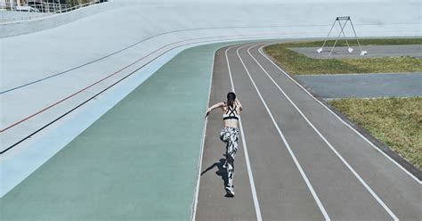 야외에서 운동하는 동안 달리는 스포츠 의류를 입은 젊은 여성의 상단 뒷모습 사진 Unsplash의 운동 이미지