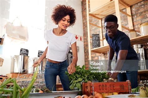 지속 가능한 플라스틱 무료 식료품 점에서 신선한 과일과 채소를 구입 하는 커플 20 29세에 대한 스톡 사진 및 기타 이미지 20 29세 2명 고객 Istock