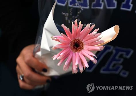 청춘을 추모하는 꽃 한송이 연합뉴스