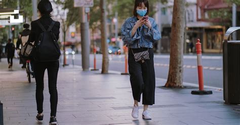 검은 재킷과 검은 바지를 입은 여자가 낮 동안 회색 콘크리트 바닥에 서 있다 사진 Unsplash의 무료 코비드 이미지