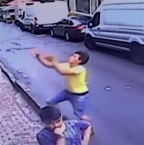 Моментът в който младеж хваща 2 годишно момиченце падащо от прозорец в Турция Ето какво се