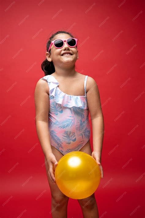 Lindo Niña Llevando Biquini Foto Gratis