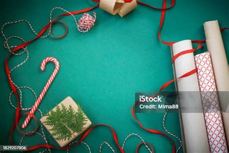 크리스마스 선물 상자 막대 사탕 전나무 가지 장식 포장 크리스마스 종이 및 녹색 배경에 장식 문자열과 크리스마스 프레임 0명에 대한 스톡 사진 및 기타 이미지 Istock