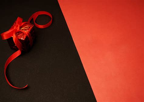 검은 테이블에 빨간색과 검은 색 플라스틱 장난감 사진 Unsplash의 무료 오렌지 이미지