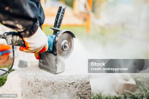 각도 컷오프 기계에 다이아몬드 블레이드의 작업에서 먼지 바퀴에 대한 스톡 사진 및 기타 이미지 바퀴 연마재 그라인더 산업
