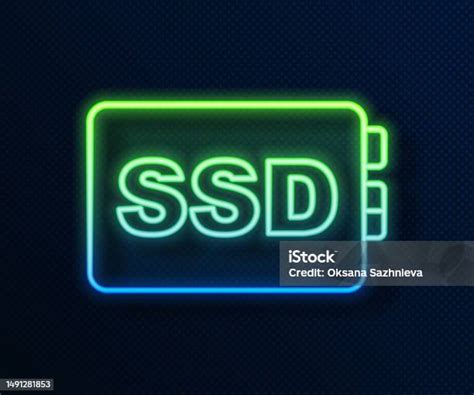 파란색 배경에 격리 된 빛나는 네온 라인 Ssd 카드 아이콘 솔리드 스테이트 드라이브 기호입니다 저장소 디스크 기호입니다 벡터 가득 찬에 대한 스톡 벡터 아트 및 기타
