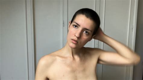 Bonita Morena Con Pelo Corto Se Viste Y Se Pinta Deessebronzee Redtube