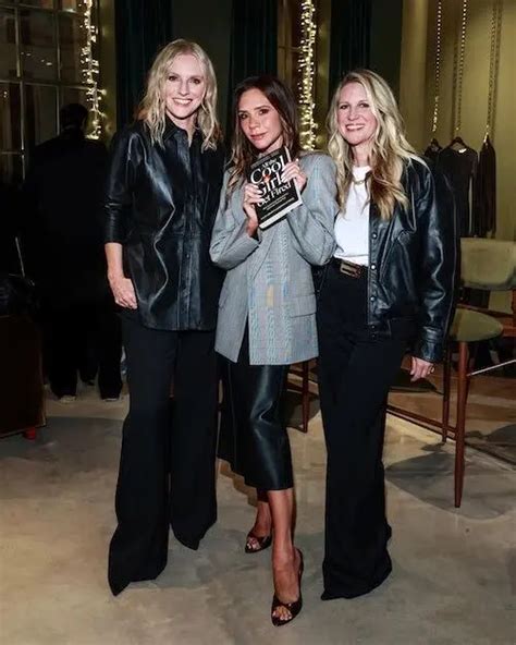 درس مد از ویکتوریا بکهام استایلی مینیمال با دامن چرم و کت بلیزر اورسایز