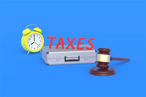 금속 가방과 알람 시계 근처 단어 세금 파란색 배경에 망치를 판단 지불 및 규칙의 개념 지불 시간 보고 기간입니다 마감 연간 소득 과세 개혁 3d 렌더 3차원 형태에 대한