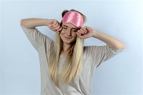 젊은 여자 또는 잠 옷에 눈가리 개 학생이 라 데 그리고 졸려 손 터치 얼굴 및 눈 흰색 배경 귀여운에 대한 스톡 사진 및 기타 이미지 Istock