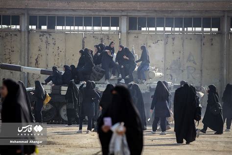 تور گردشگری دفاع مقدس؛ آشنایی دختران اهوازی با حماسه‌های دوران جنگ عکس