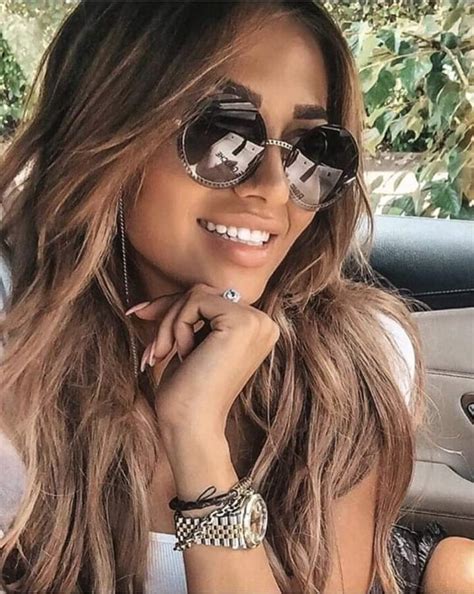 Улыбнись Если дождь за окном не кончается Улыбнись Если что то не получается Улыбнись Если