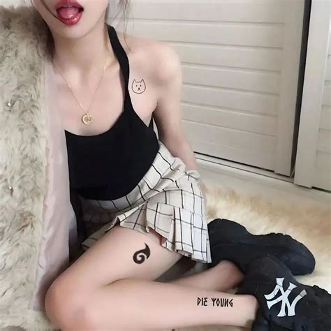 时尚个性女孩，黑背心搭配格纹裙，身上多处个性纹身超吸睛 女生头像丨让人惊艳的微信头像表情包图片动图 求表情网 斗图从此不求人