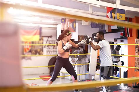 복싱 체육관에서 워밍업을 하기 위해 복싱 코치와 함께 공포에 질린 젊은 여성 25 29세에 대한 스톡 사진 및 기타 이미지 25 29세 2명 30 34세 Istock