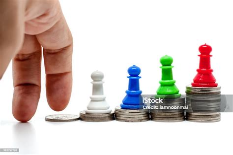 손가락 이동 투자 비즈니스 금융 및 성장 개념에 대 한 흰색 배경 위에 체스 폰으로 동전 계단을 단계 개념에 대한 스톡 사진 및