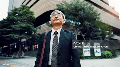 성숙한 사업가와 아침 출근길 출근길 가방을 들고 여행을 위해 도시를 걷습니다 일본의 전문직 종사자 통근 및 직장 여행과 관광 도시 마을 풍경과 백일몽 60 64세에 대한
