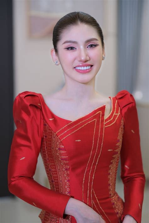 តុបតែងបែបនេះ គង់ ចាន់ស្រីមុំ បង្ហាញភាពស្រស់ស្អាត ហ្វេនៗសរសើរ គ្រប់គ្នា Khmerload Cambodia