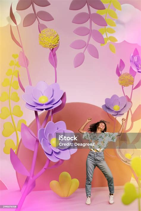 젊은 행복 미국 소녀 댄스 미소 꽃 봄 장식 새싹 분위기 그린 배경에 고립 된 수직 사진 콜라주 춤에 대한 스톡 사진 및 기타 이미지 Istock