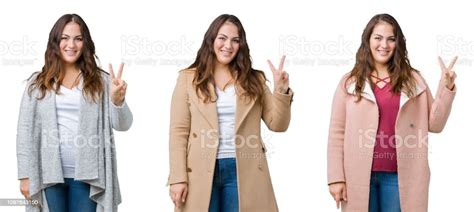 플러스 크기 여자 승리 표시를 하 고 카메라에 윙크 하는 행복 한 얼굴로 웃 고 고립 된 배경 위에 겨울 자 켓을 입고 아름 다운 콜라주 번호 2입니다 갈색 머리에 대한