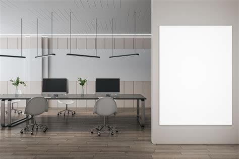 나무 바닥재가있는 현대적인 콘크리트 코워킹 오피스 인테리어 벽에 빈 모의 배너 책상과 의자의 컴퓨터 모니터 3d 렌더링 0명에 대한 스톡 사진 및 기타 이미지 Istock