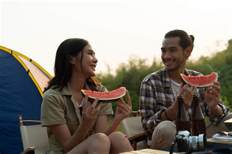 시골에서 캠핑 휴가를 즐기는 사랑 커플 남자와 여자는 휴일 동안 먹고 여행하는 것을 기쁘게 생각합니다 25 29세에 대한 스톡 사진 및 기타 이미지 Istock