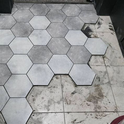 고객집의 현관타일 완성했습니다 요건 모양잡는다고 맡기지도 못하고 직접한건데 다들 하시는 말씀이 왜 타일 깔다가 말았냐고ㅋㅋ 작업하다가 물량없어서 하다만듯한 느낌이 제