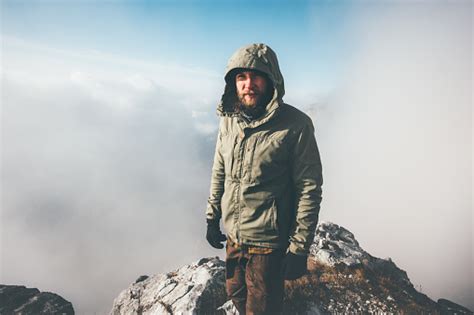 남자 여행자 여행 생활 성공 개념 모험 활성 휴가 야외 주위 구름 산 정상에 서 서 감정에 대한 스톡 사진 및 기타 이미지 감정 개념 건강한 생활방식 Istock