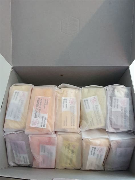 ชิฟฟ่อนรวมรส 10 ชิ้น • หลากสีสัน หลาหรสชาติ ร้าน ขนมบ้านอุ๋ม Express