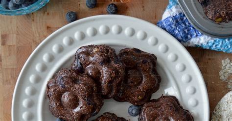 머핀 통 옆에 블루베리 머핀을 얹은 흰색 접시 사진 Unsplash의 블루베리 이미지