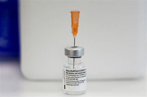 Une Infirmière Injecte De La Solution Saline Au Lieu Du Vaccin Pfizer